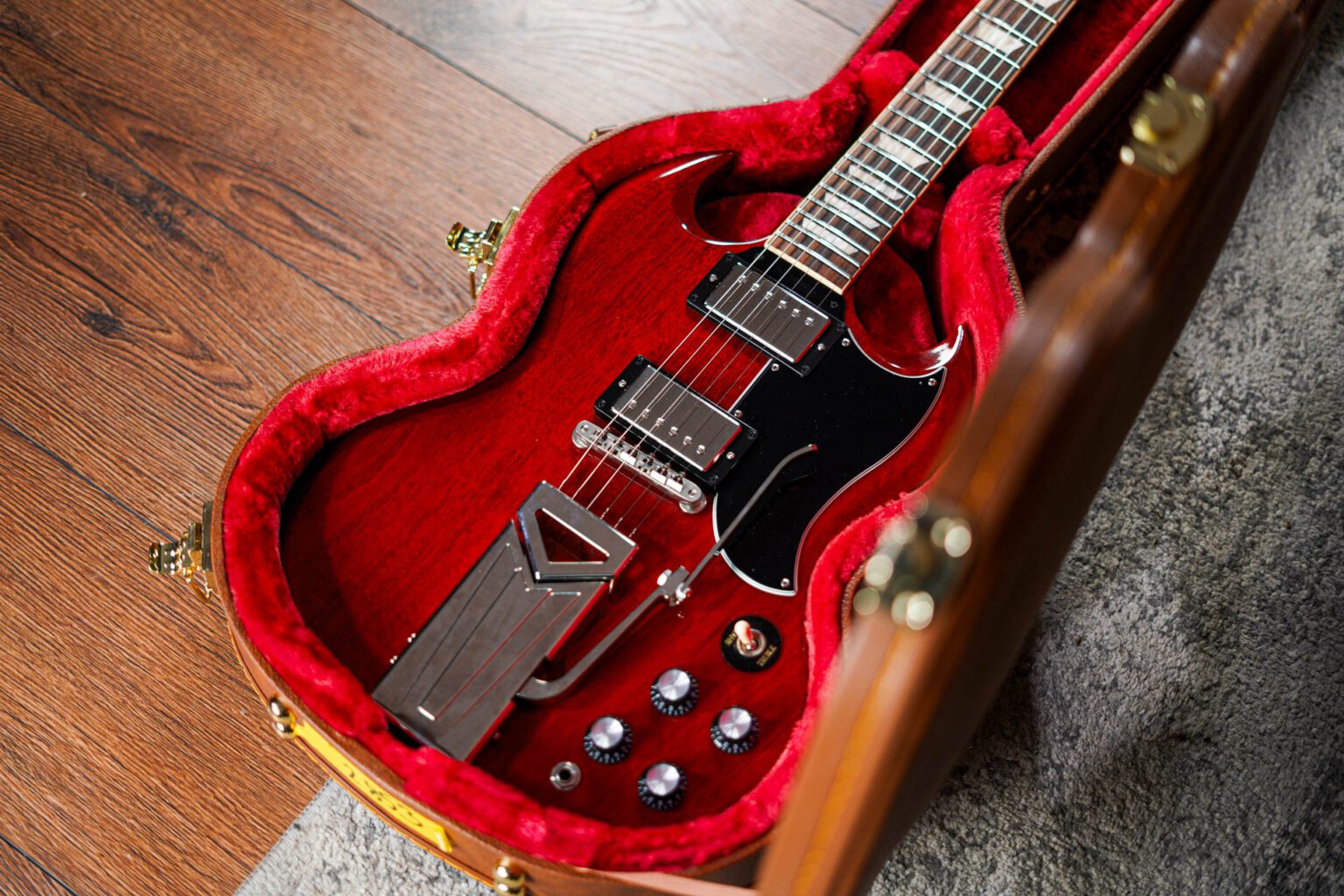 Gibson SG Standard '61 with Sideways Vibrola in Vintage Cherry - Guitar ...